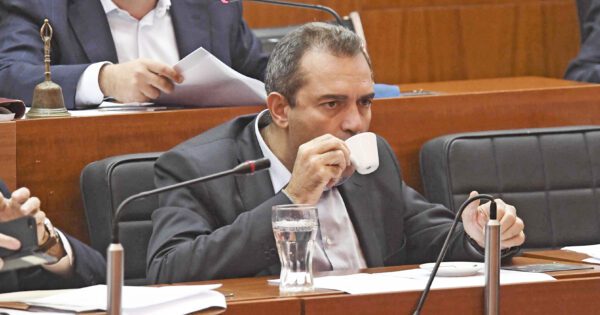 De Magistris evita il dissesto: salva la carriera ma condanna la città