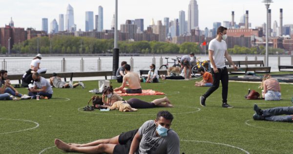 Cerchi per mantenere le distanze: la soluzione per andare al parco