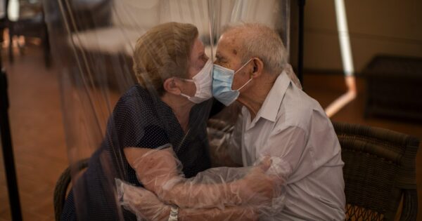 I vecchi italiani hanno voglia di vivere, tra sessualità e lotta al virus