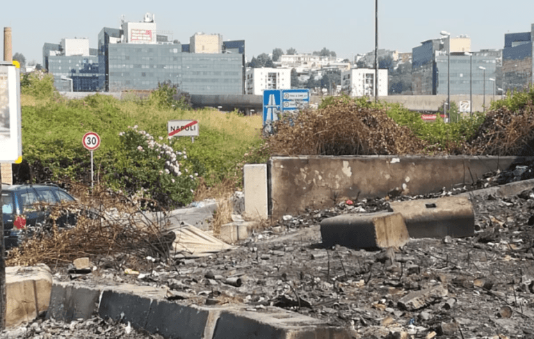 Degrado ambientale e povertà, Napoli tra le città meno vivibili d'Italia