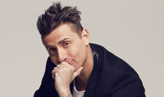 Angelo Pintus è il comico che ha fatto ridere di più nel 2020, seguono ...