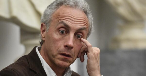 Povero Marco Travaglio, da bullo diventa lo zimbello dei social