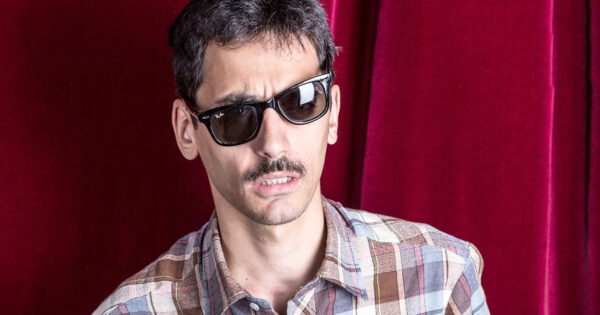 Chi è Valerio Lundini, il comico geniale che smonta la comunicazione tv