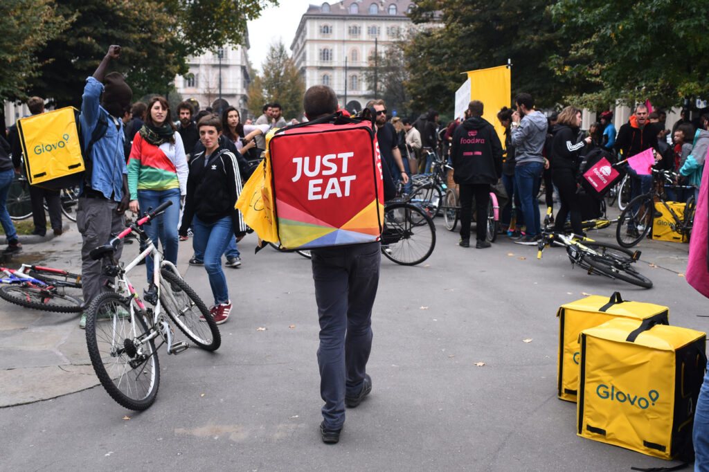 Prima vittoria per i riders di Just Eat: saranno dipendenti