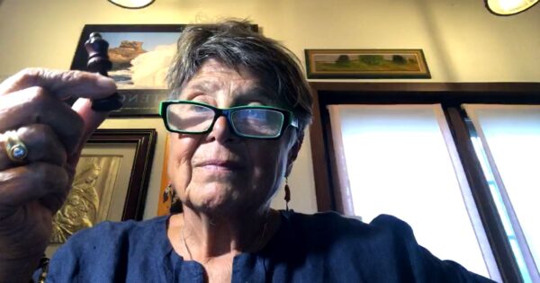 Silvana De Mari radiata dall'Ordine dei Medici. Lei si difende. Bufera ...