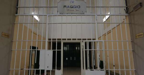 A 85 anni occupa una casa e viene arrestata, la vicenda assurda di ...