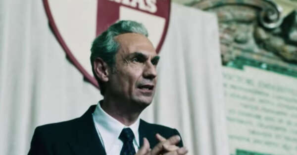 Chi è Fabrizio Gifuni, l'attore che interpreta Aldo Moro nella serie tv ...