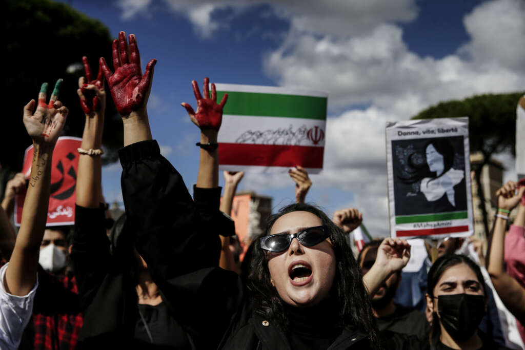 Iran, donne mutilate a viso e genitali da colpi di pistola della ...