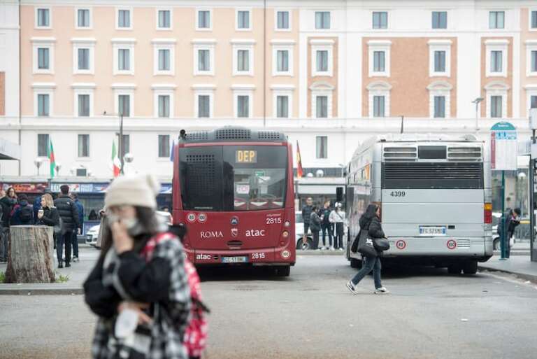 Sciopero mezzi a Roma. Atac: "Metro aperte". Giornata nera per chi si ...