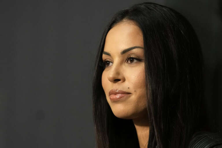 Il libro di Karima El Mahroug: "Avevo solo 17 anni ma per tutti ero Ruby, una prostituta minorenne"