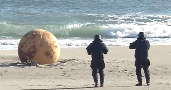 Il mistero dell’enorme palla di ferro comparsa sulla spiaggia in ...