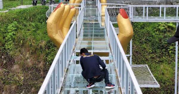 Indonesia, crolla il ponte di vetro Geong Bridge: pannelli si ...