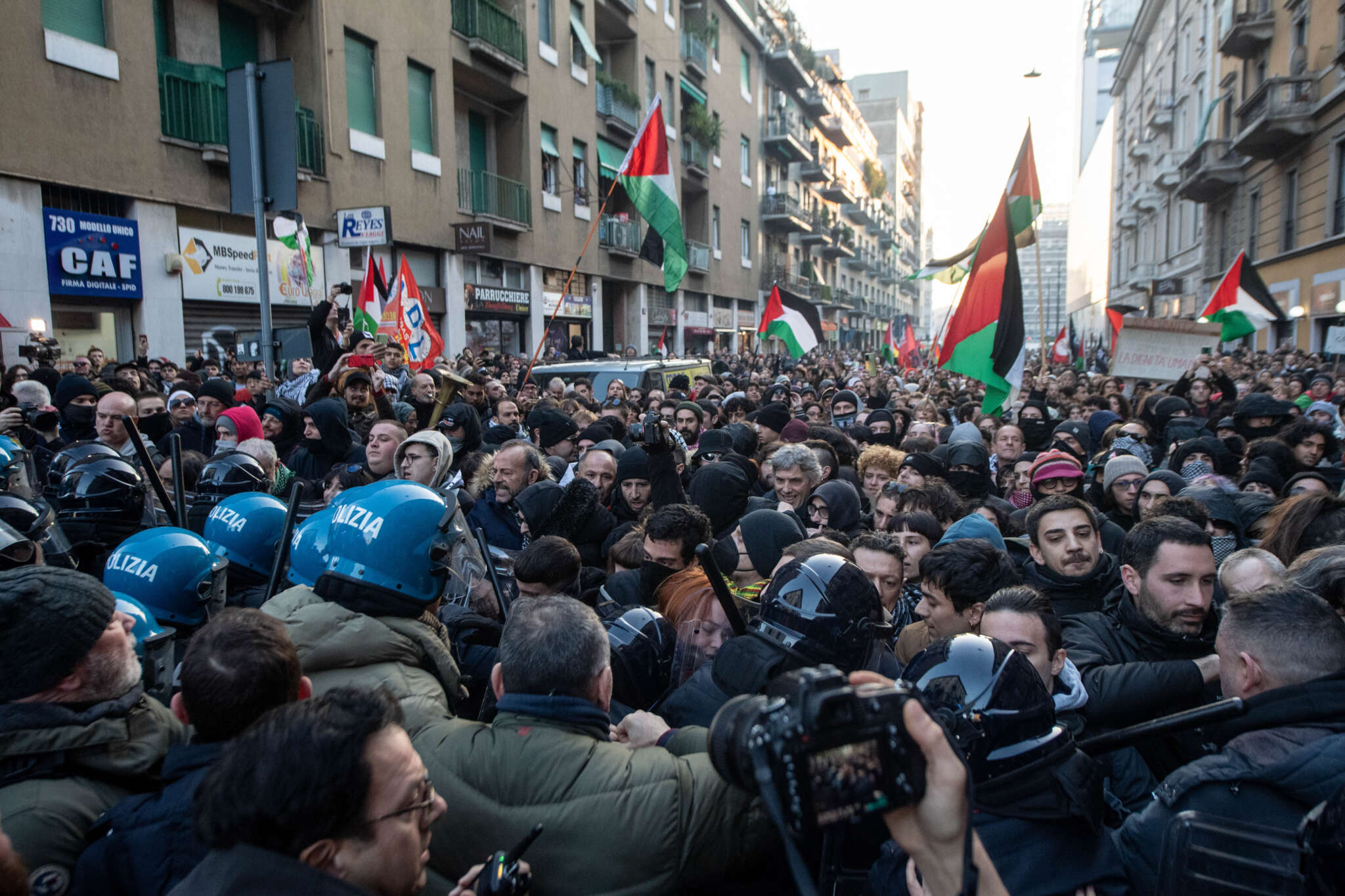 Cortei pro Palestina a Roma e Milano: spunta un manichino di Netanyahu ...