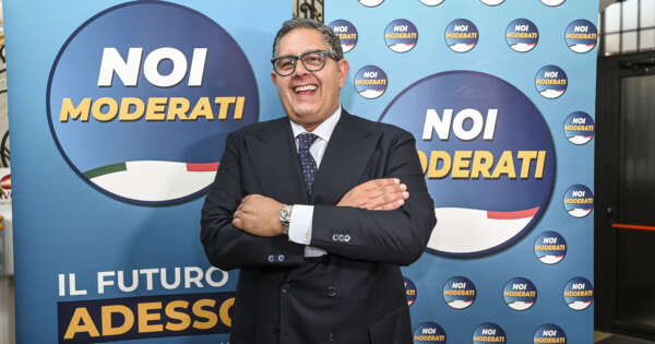 La difesa del giornalista Toti: le 167 domande, i fogli volati dalla ...