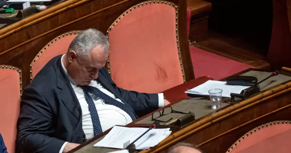 Lotito dorme ancora in Senato: sorpreso dalle telecamere mentre ...